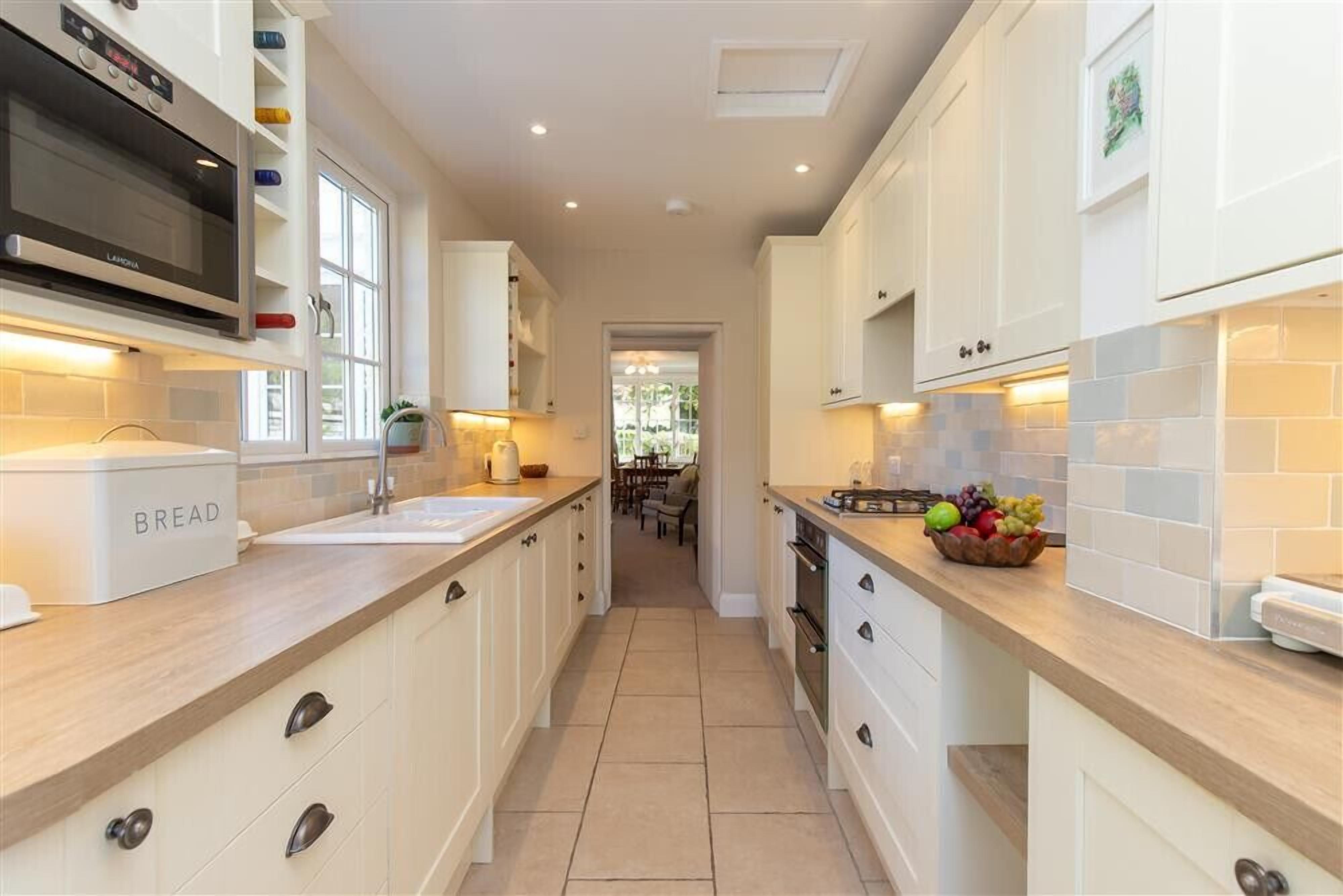 Um frigorífico, uma máquina de lavar louça, utensílios de cozinha 