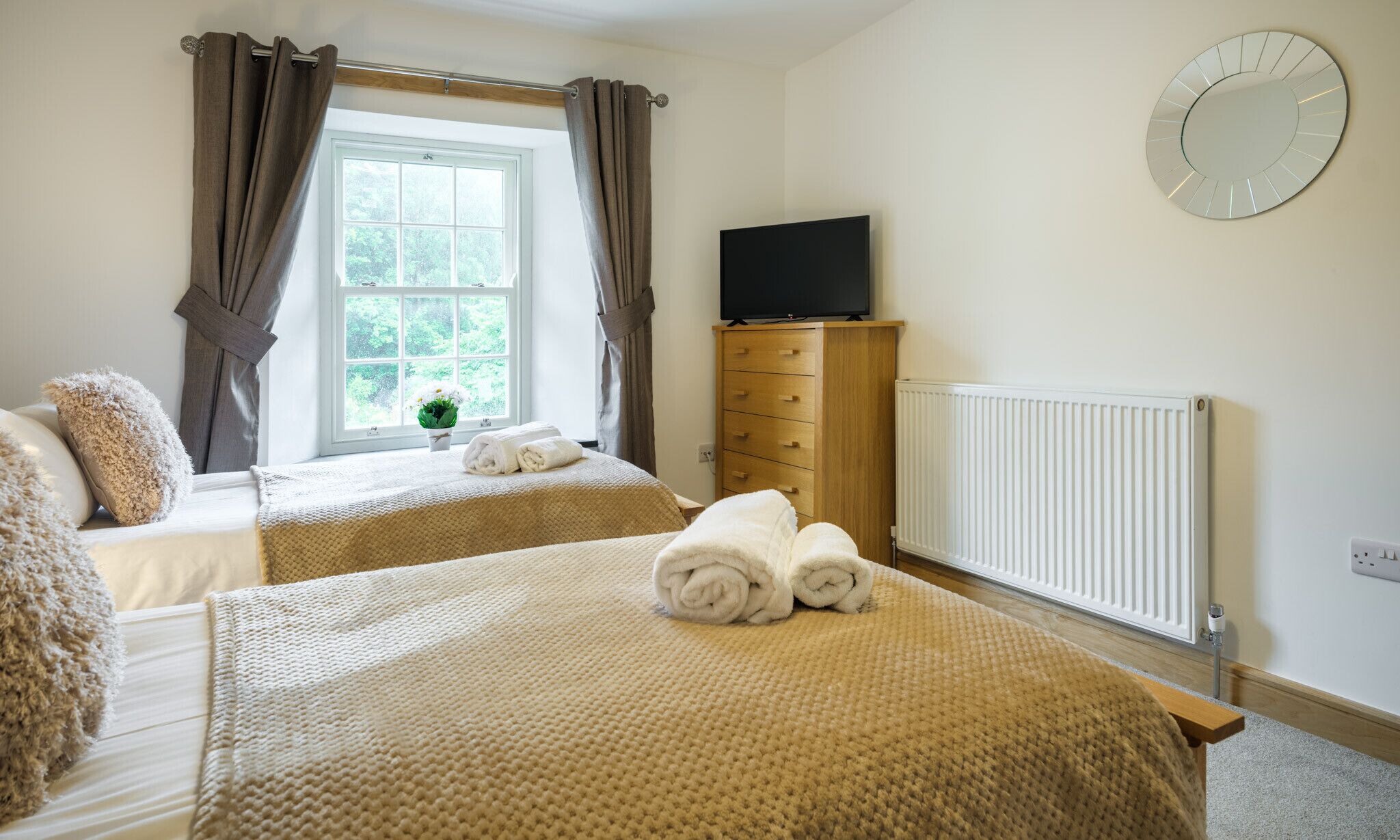 3 quartos, individualmente decorados, individualmente mobiliados