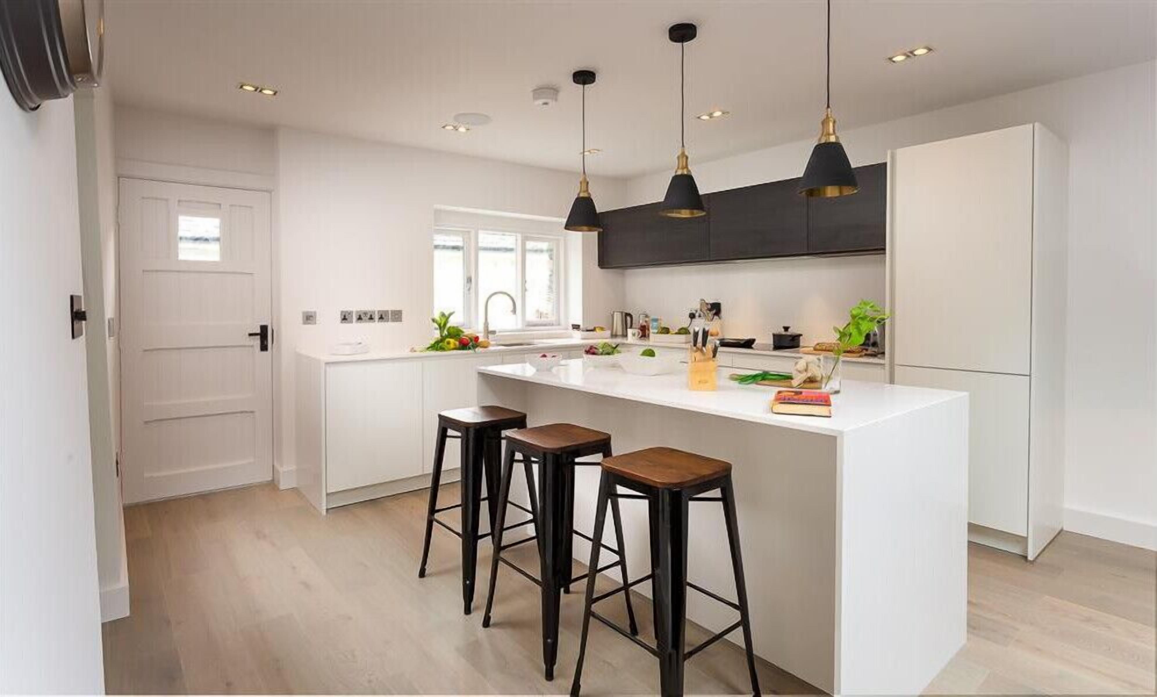 Um frigor ífico, uma máquina de lavar louça, utensílios de cozinha 