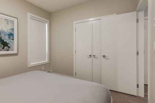 $0 Clean Fee, King Bed, Corner Unit - Calgary