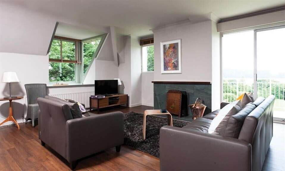 Harrison Stickle, Romantic, With Open Fire In Bowness-on-windermere - Windermere