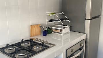Suite-Estúdio Premium | Cozinha privada | Um micro-ondas