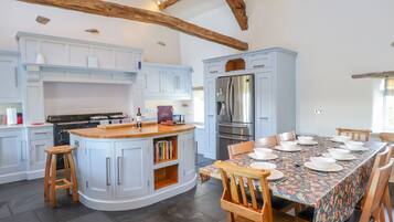 Um frigorífico, uma máquina de lavar louça, utensílios de cozinha