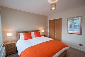 2 quartos, com decoração personalizada, com mobília individualizada 