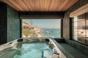 Premium Seaview Room with Hot Tub | Frigobar, escrivaninha, quartos à prova de som, Wi-Fi de cortesia