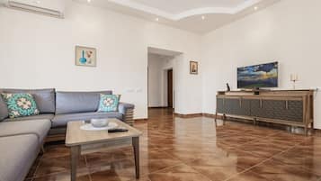 Apartamento superior | Área de estar | TV de tela plana 55 polegadas com canais a cabo