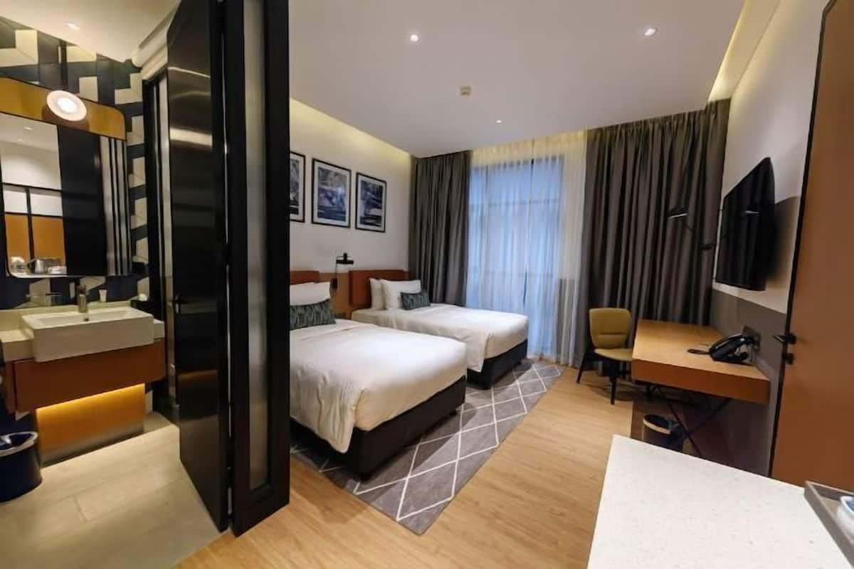 Edredões de penas, cofre no quarto, com decoração personalizada