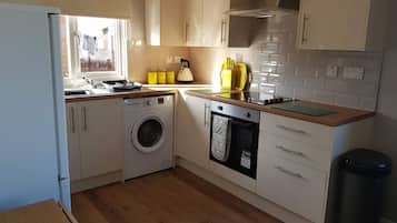 Chalé, 2 camas queen-size | Cozinha privada | Um frigorífico, um micro-ondas, um forno, uma placa de cozinha