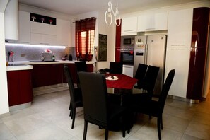 Apartamento, 2 camas queen-size | Restaurantes