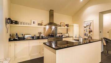 Um frigorífico, uma máquina de lavar louça, utensílios de cozinha