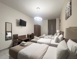 Quarto Quádruplo | Cofre no quarto, secretária, quartos insonorizados