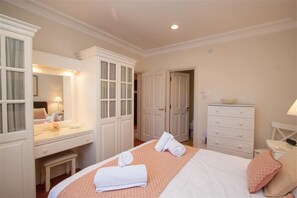 2 quartos, com decoração personalizada, com mobília individualizada 