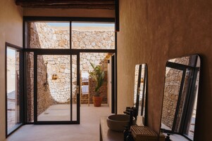 Um polibã, um chuveiro fixo, artigos de higiene pessoal grátis 