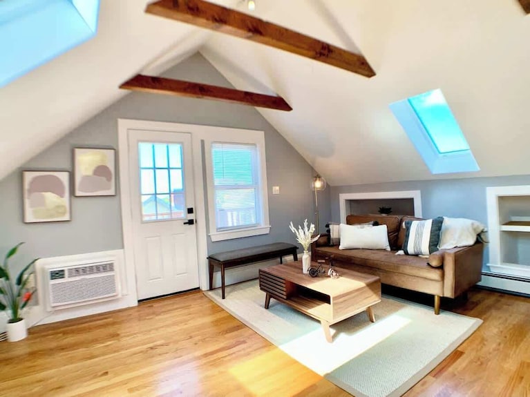 Unique Cathedral Ceiling Condo W/d, Parking - Burlington, MA