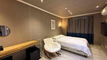 Quarto Duplo Deluxe | Roupa de alta qualidade, edredões de penas, camas de colchão pillowtop