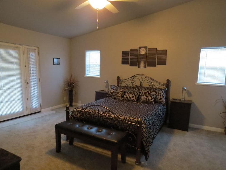 Large Home 3/3 Plus Bonus Rm, 14' Pool & Jacuzzi, Close To Downtown Joshua Tree - Joshua Tree, CA