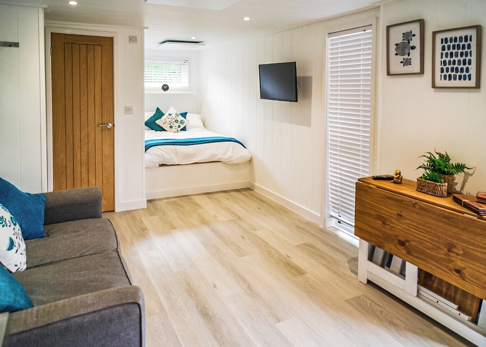 Comfortable Open-plan, Studio-style Accommodation With Double Bed, Sofa Bed And Kitchenette. - Enfield