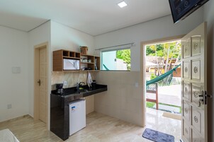 Apartamento luxo | Cozinha privada | Cafeteira/chaleira, liquidificador, produtos de limpeza