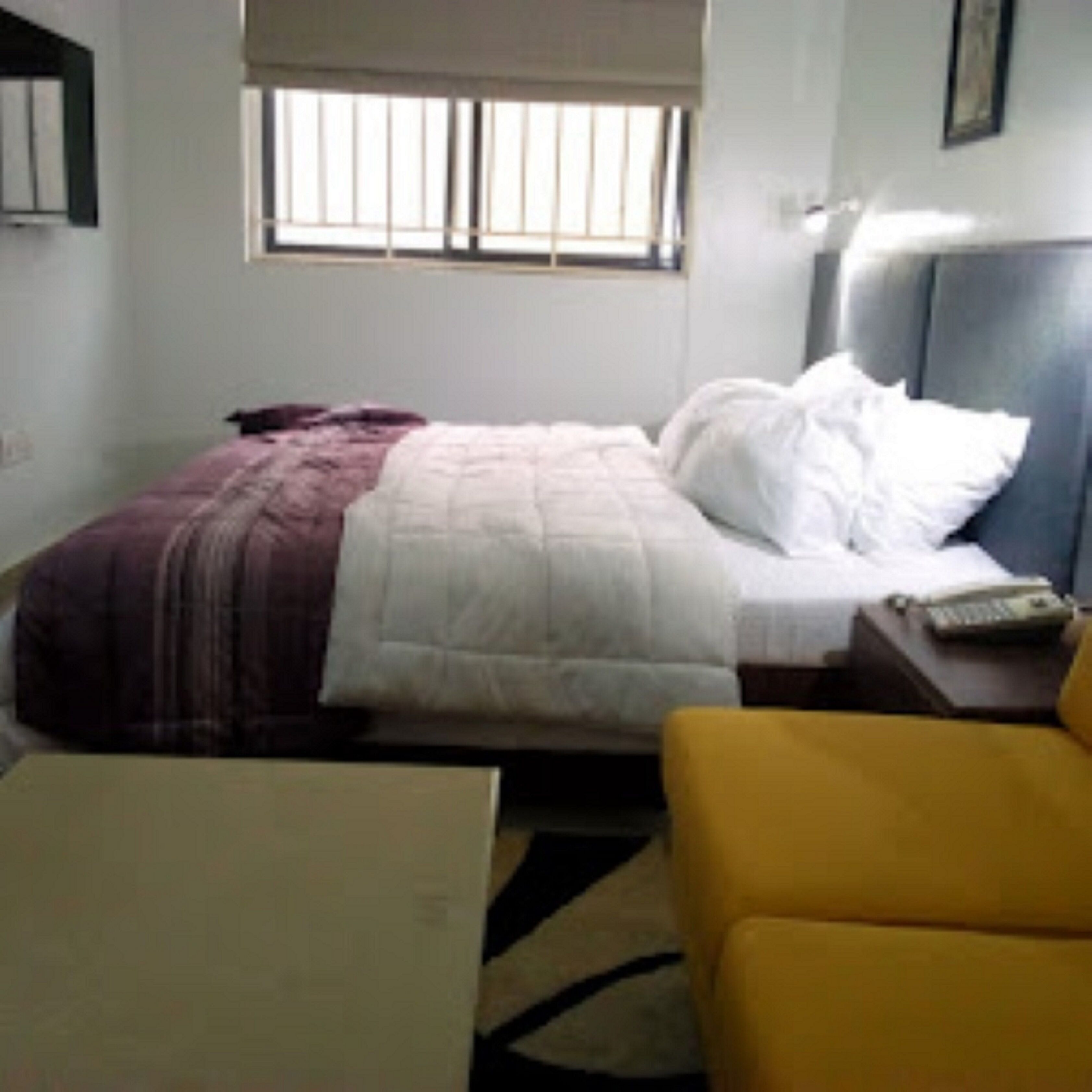 1 quarto, roupa de alta qualidade, secretária 