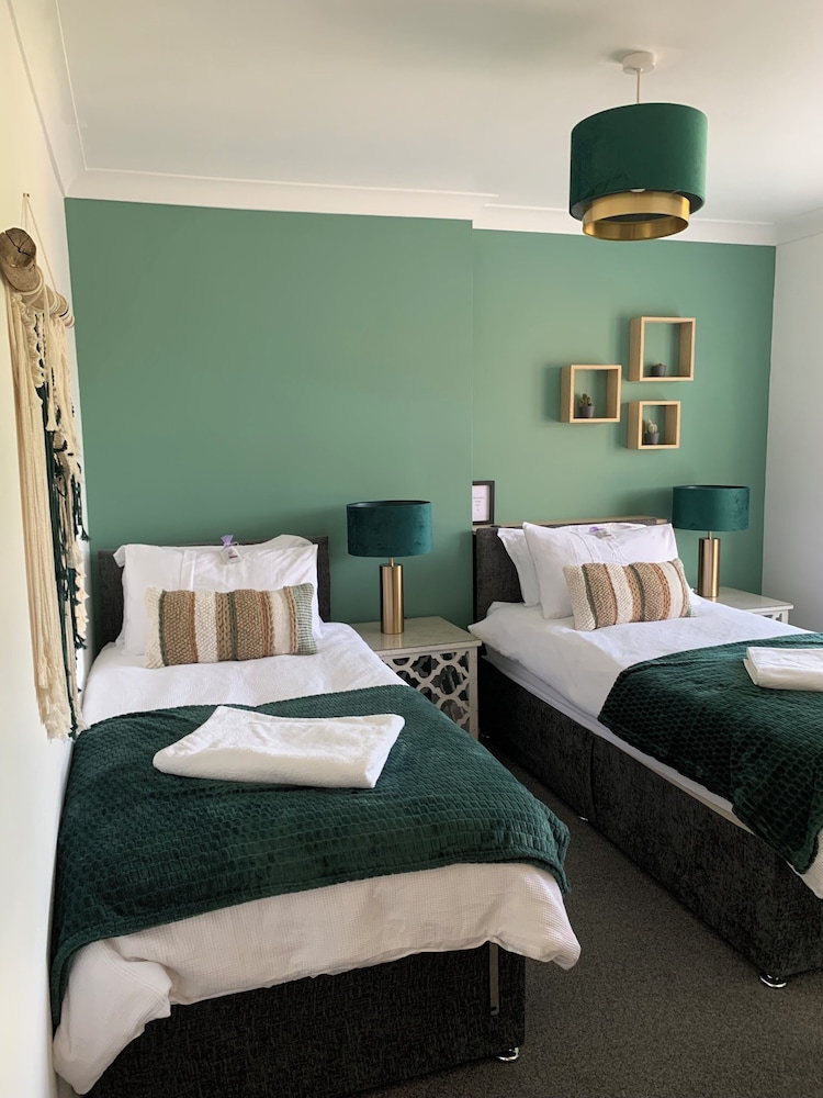 Beautiful Modern Family Home, Parking And Garden - Hertfordshire