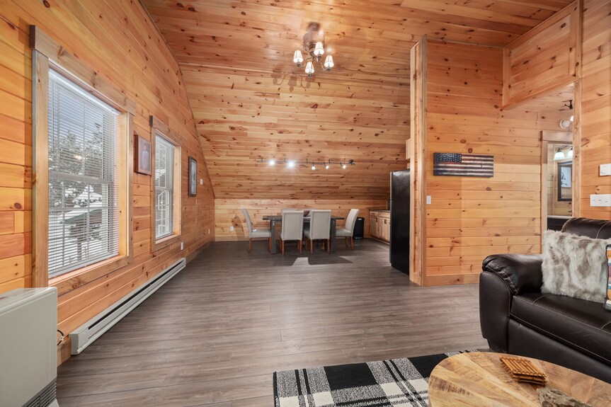 Loft In The Pines, On Snowmobile Trail - Adirondack Mountains