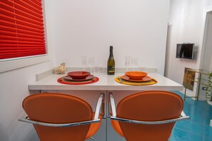 Apartamento Deluxe em Condomínio Fechado | Sala de estar | Televisor de ecrã plano de 40 polegadas com canais por cabo, televisor 