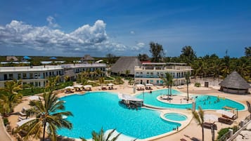 2 piscinas exteriores, toldos gratuitos, guarda-sóis