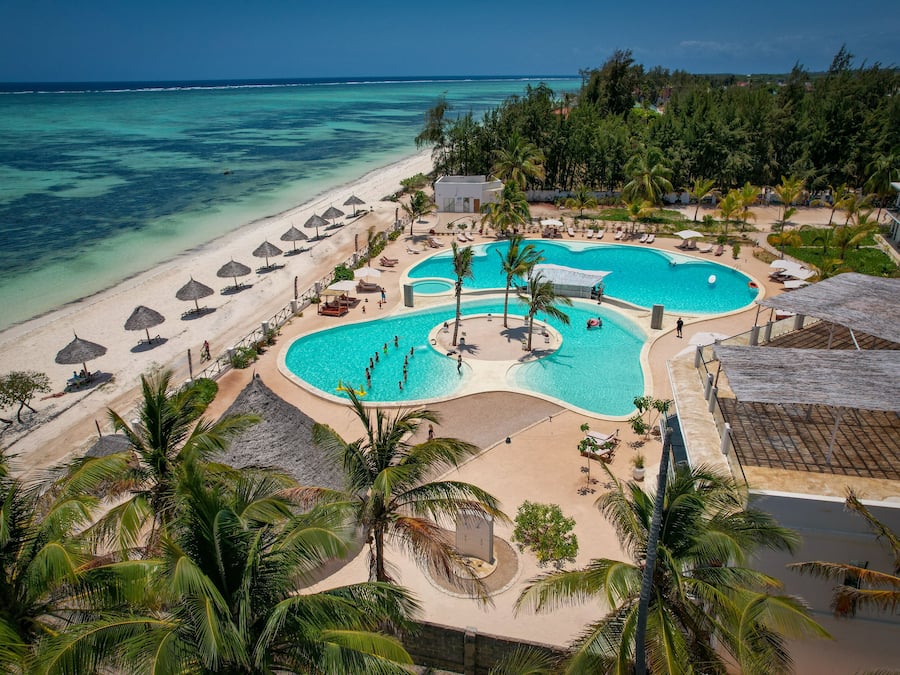 Praia particular, areia branca, espreguiçadeiras, guarda-sóis