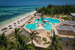 Uma praia privada, praia de areia branca, espreguiçadeiras 