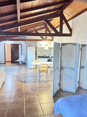 Studio Jasmim - Aromas do Campeche | Área de estar | Smart TV 32 polegadas com canais digitais, TV, Netflix