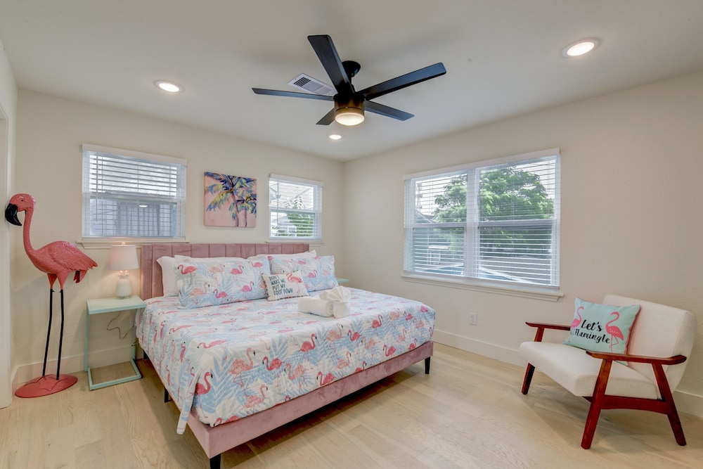 Flamingos On 45th - Carriage House - Cute And Cozy - East Beach, TX