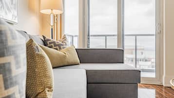Apartamento Clássico em Condomínio Fechado | Sala de estar | Smart TV de 50 de polegadas com canais digitais, televisor, Netflix
