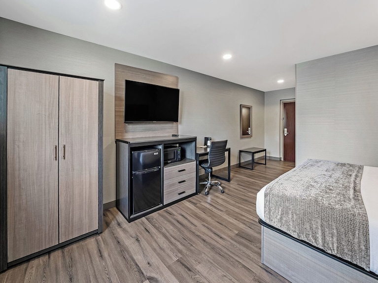 Ideal Location! Near Gillette Stadium, Offers Free Parking Plus Free Breakfast! - Foxborough, MA