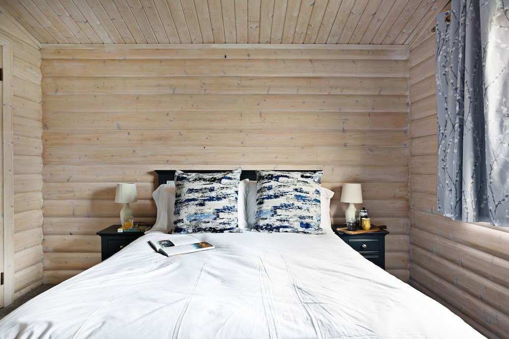 Chestnut, 6 Fingle Glen Lodges - Crediton