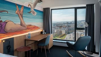 Quarto casal ou duplo standard, vista para a cidade | 1 quarto, escrivaninha, espaço de trabalho para notebook, berços grátis