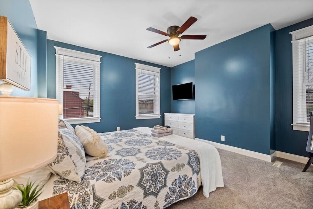 New! Luxurious 5bdr W/ A Hot Tub. Walk To Stadiums - Pittsburgh