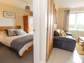 1 quarto, com decoração personalizada, com mobília individualizada 