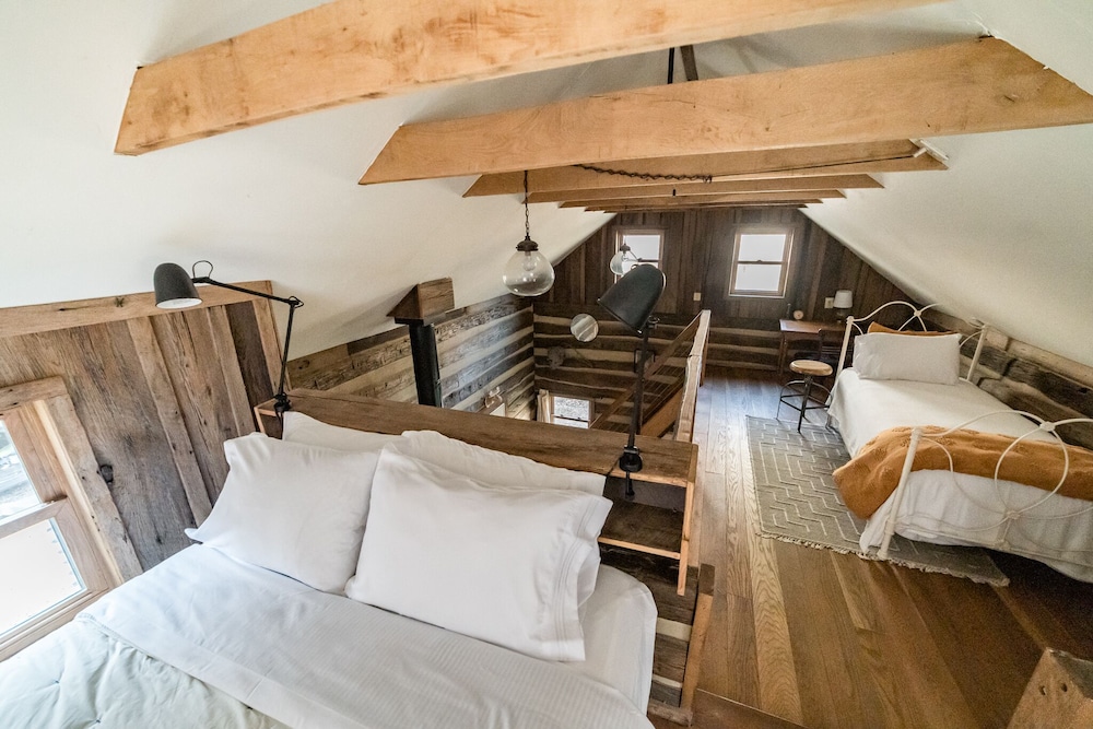 Creekside Cabin W/ Wood Stove | Unplugged Getaway - Virginia