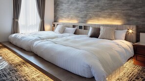 Quarto duplo luxo, para não fumantes | Edredons de pluma, escrivaninha, cortinas blackout, Wi-Fi de cortesia