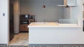 Quarto Exclusivo, não fumadores, cozinha (Gran Suite 6) | Cozinha privada | Um frigorífico, um micro-ondas no espaço comum, uma chaleira elétrica 