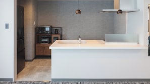 Quarto Exclusivo, não fumadores, cozinha (Gran Suite 6) | Cozinha privada | Um frigorífico, um micro-ondas no espaço comum, uma chaleira elétrica