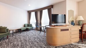 Quarto duplo luxo, para não fumantes | Edredons de pluma, escrivaninha, cortinas blackout, Wi-Fi de cortesia