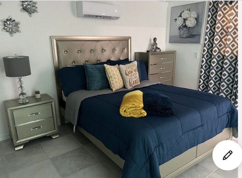 Romantic Suite 5 Minutes From The Beach! - 哈樂迪