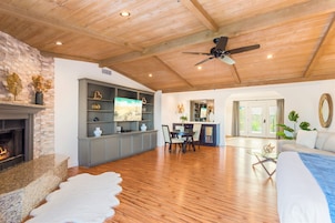 Quarto Deluxe, 1 cama king-size, vista para a piscina | Lençóis de algodão egípcio, roupa de alta qualidade