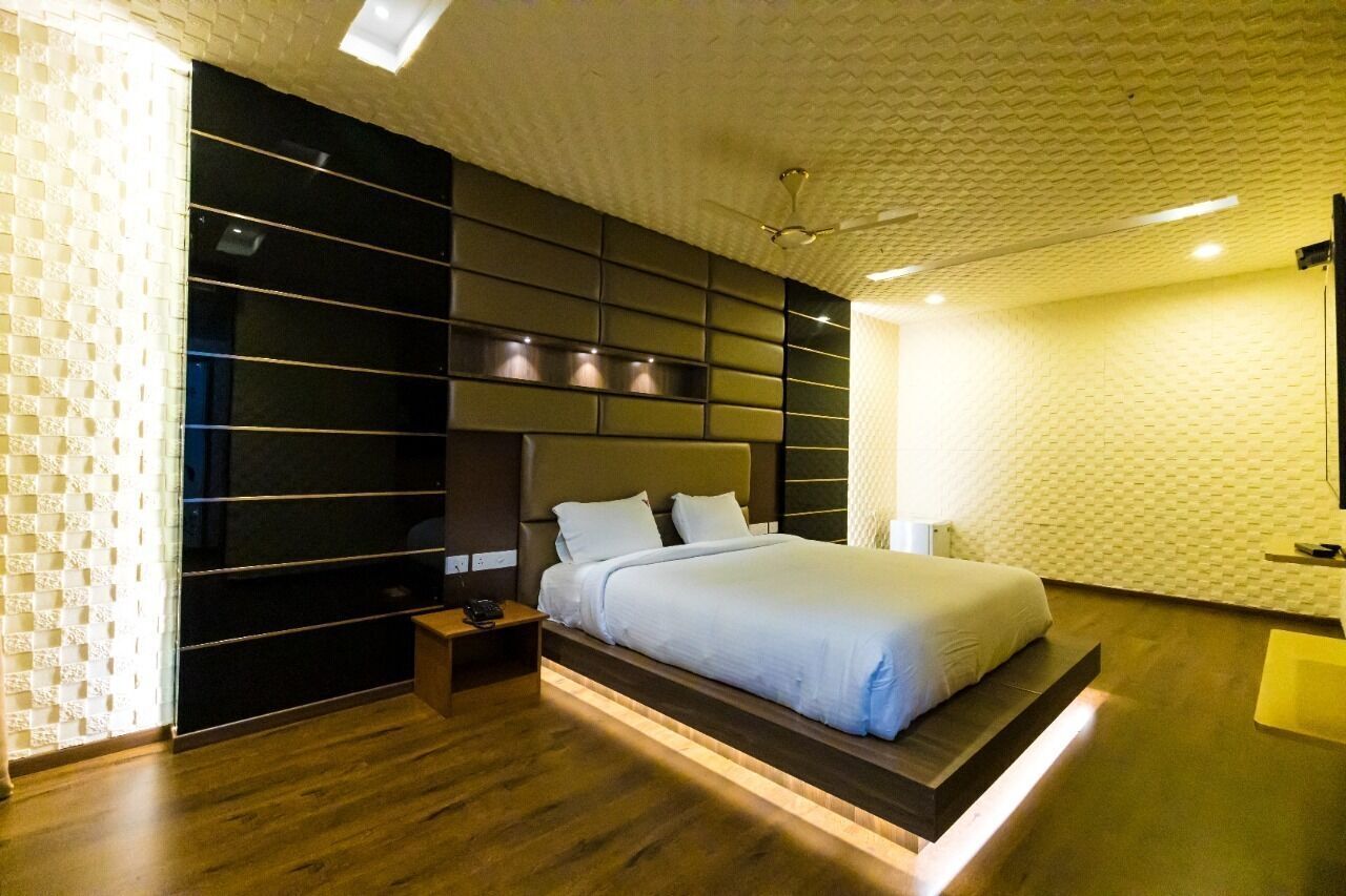 Cofre no quarto, com decoração personalizada 