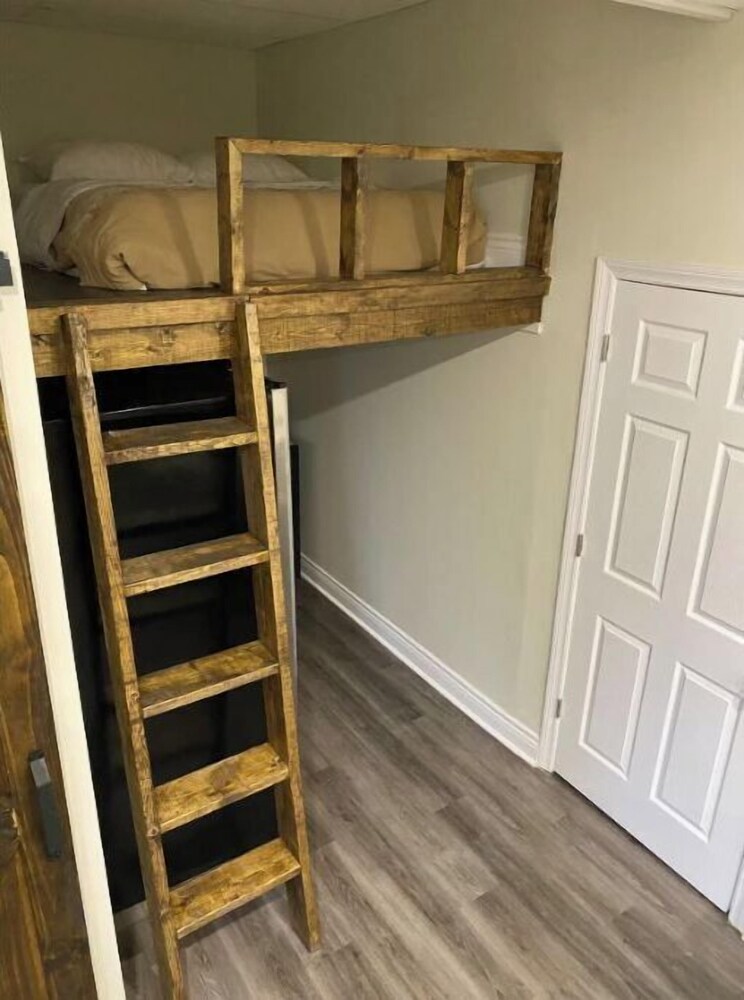1 Bedroom With Loft On A Quiet Gated Farm Property - Tillsonburg
