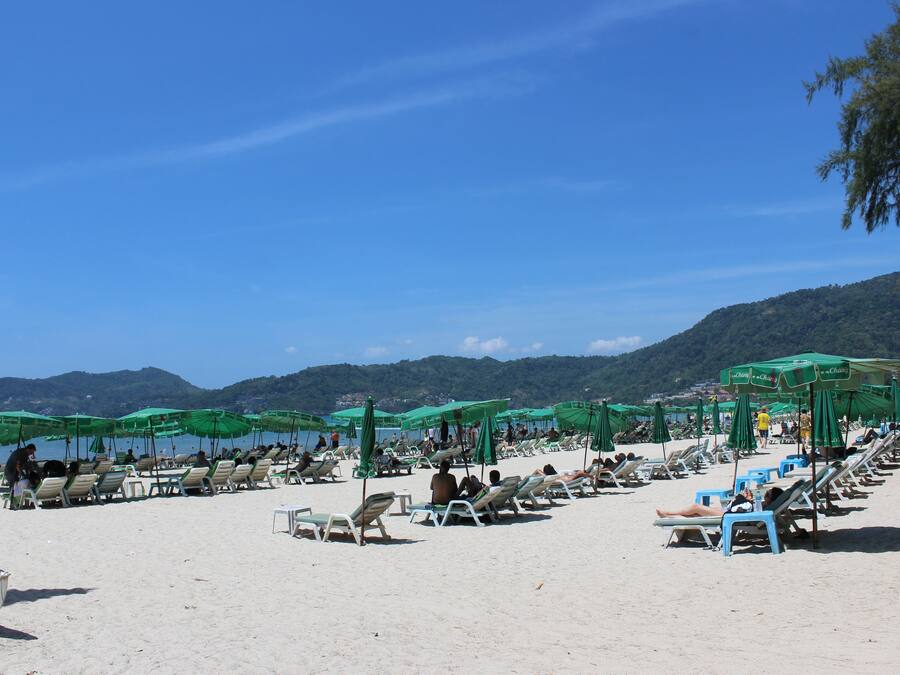 Na praia, praia de areia branca