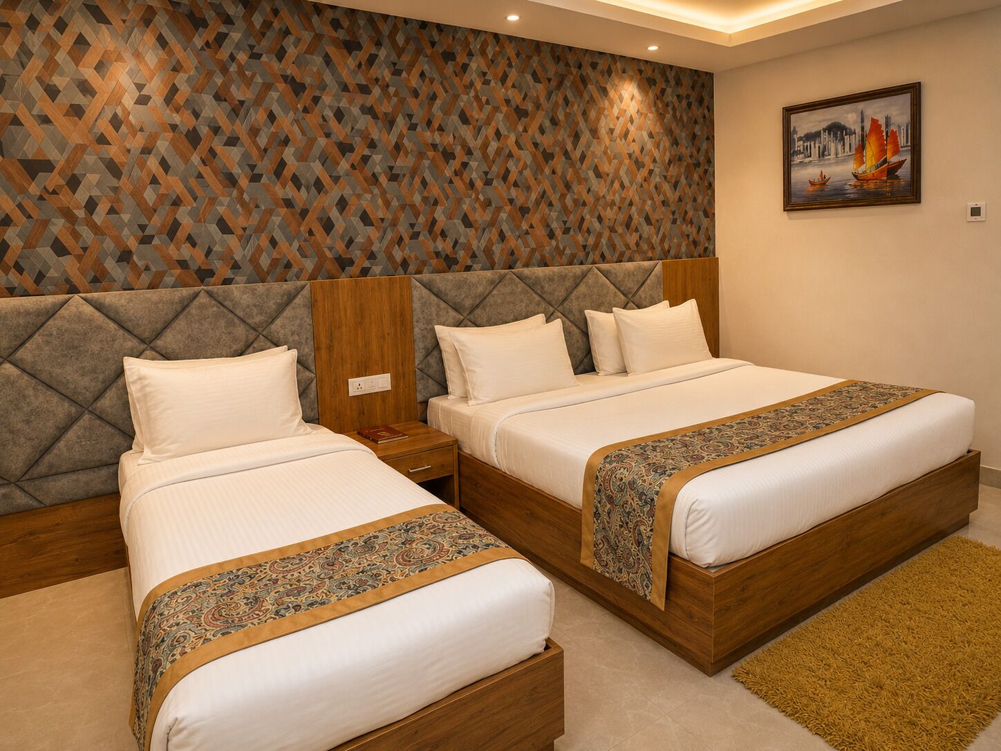 Quarto de hotel com duas camas, parede estampada e pintura de uma paisagem urbana.