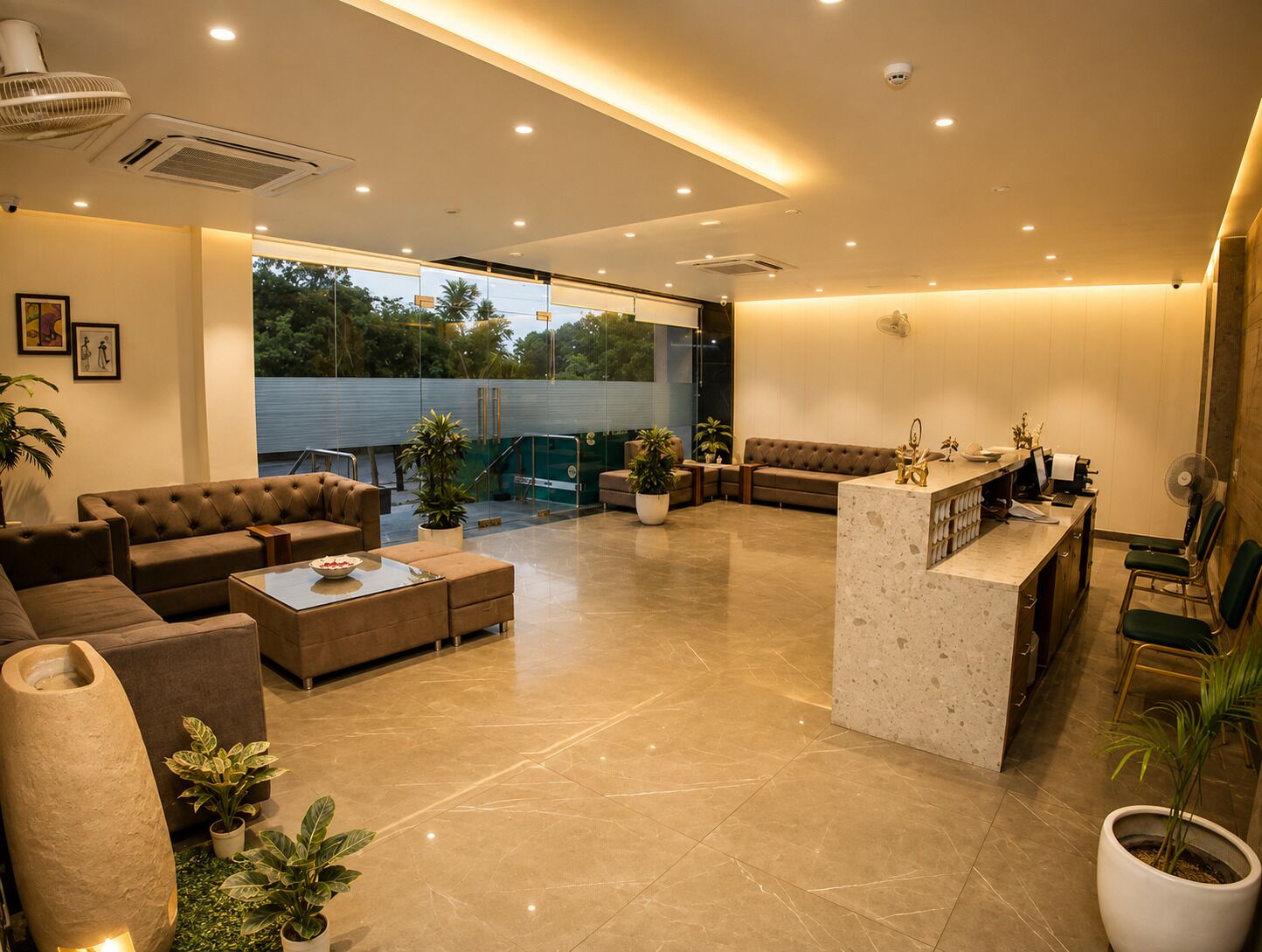 Uma sala de estar moderna com sofá, mesa de centro e balcão de recepção.