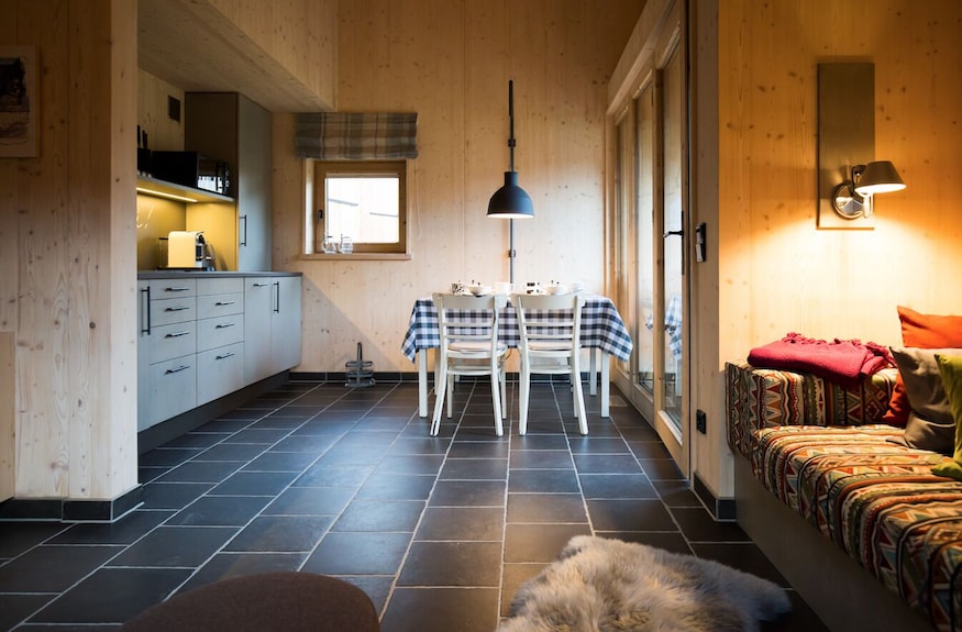 Chalet Hollerhäusl, Ganzes Haus, 50 Qm Für 2-4 Personen, Wohnbereich Mit Kochecke Und Galerie - Traunstein